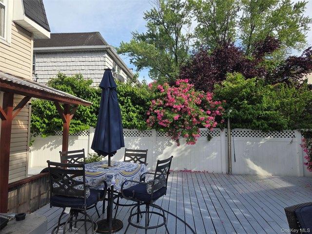 15 40 th St, Bayside, NY 11360