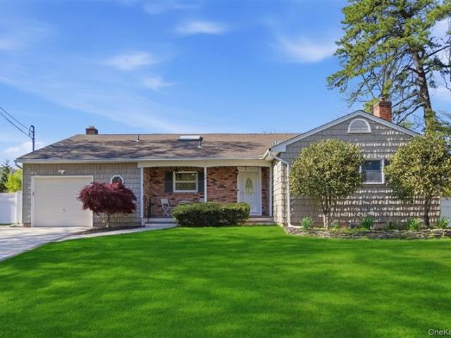 15 7th Ave, Smithtown, NY 11787