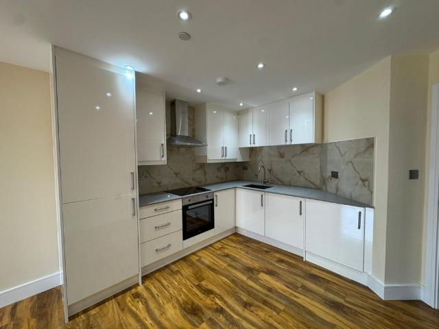 15 23 Church Street, Slough SL1 2 bed flat to rent £1,600 pcm £369 pw