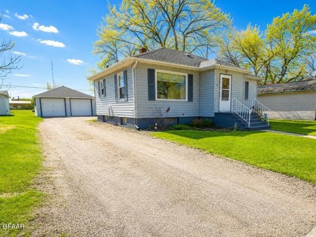 15 2nd St SE, Hillsboro, ND 58045
