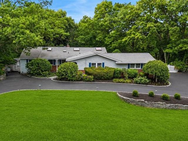 15 Veronica Ct, Smithtown, NY 11787