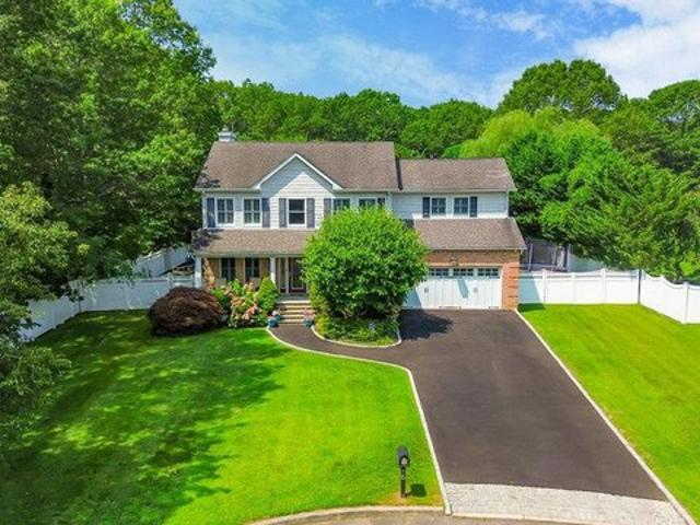 15 Victoria Ct, Oakdale, NY 11769