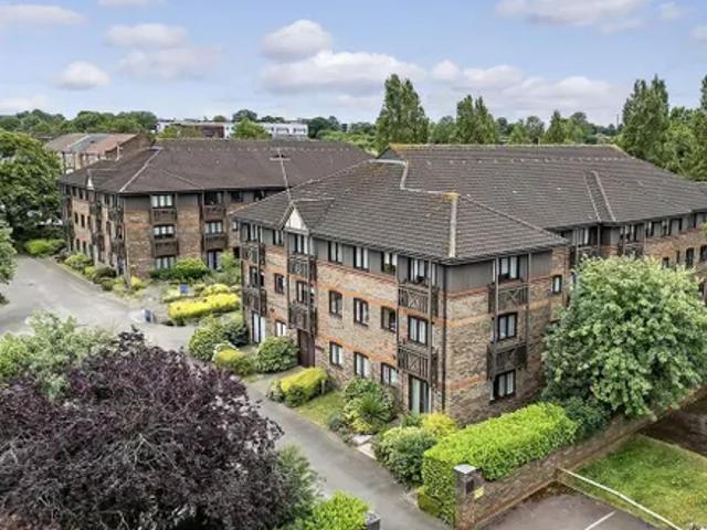 15 Vienna Close, Ilford, IG5 0PU, United Kingdom | 2 bed apartment for rent #167677024 | Rentberry