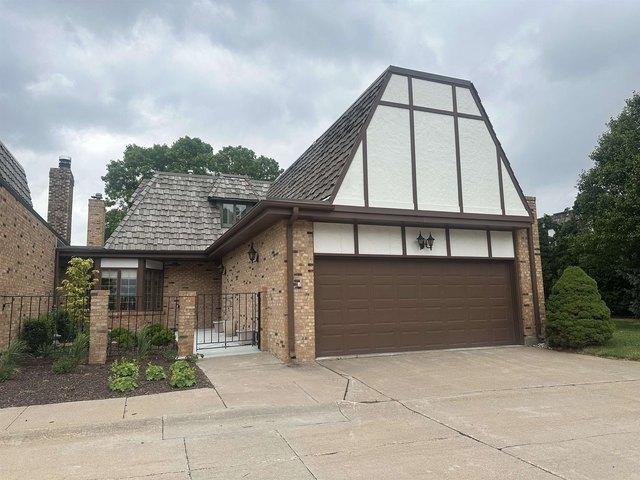 15 Village Dr, Hastings, NE 68901