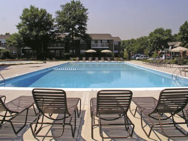 15 Westwood Dr #10, Westbury, NY 11590