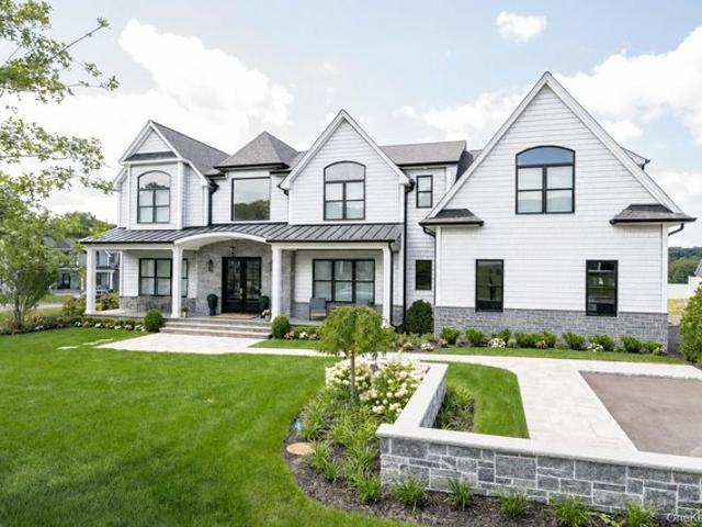 15 Wildwood Dr, Dix Hills, NY 11746