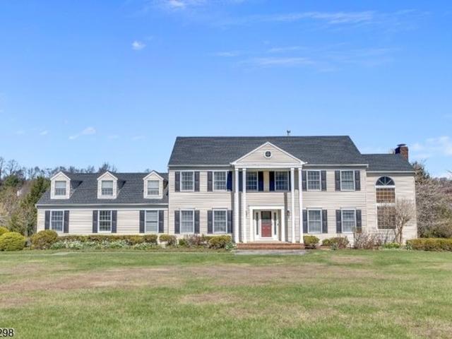 15 Willow Dr, Chester Township, NJ 07930