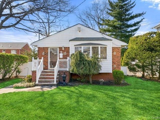 15 Woodlawn Ave, Valley Stream, NY 11581