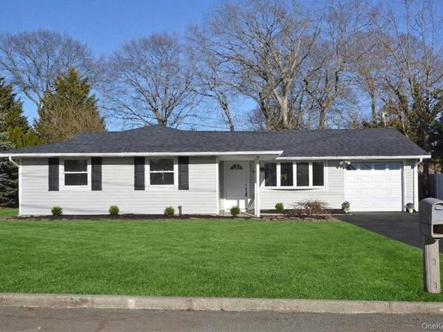 15 Allegheny Dr E, Farmingville, NY 11738