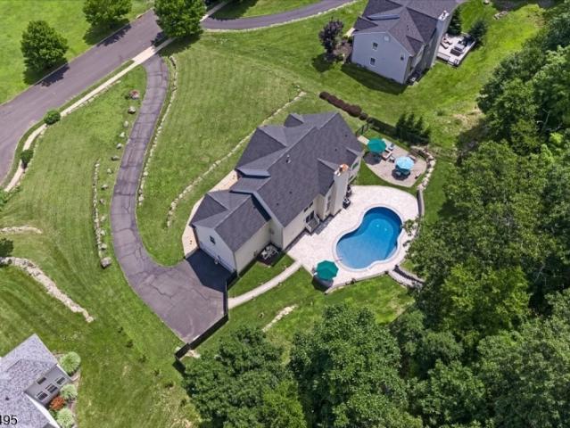 15 Ascot Ln