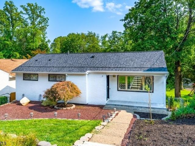 15 Apache Trl, Rockaway, NJ 07866