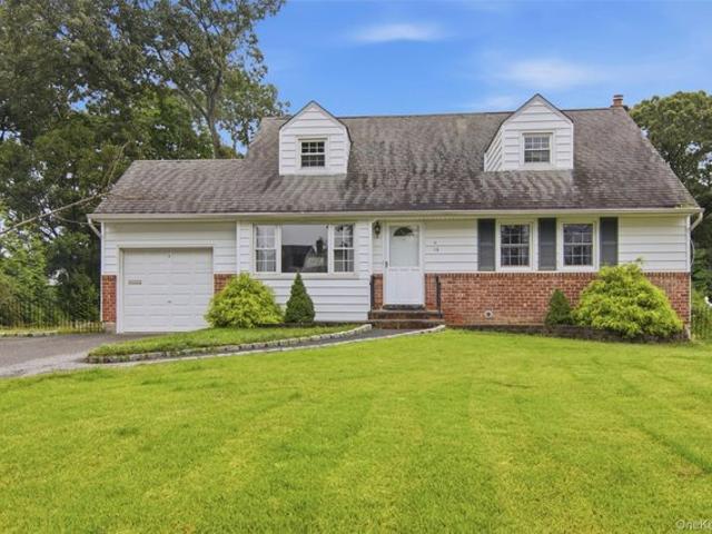 15 Apple Ln, Commack, NY 11725