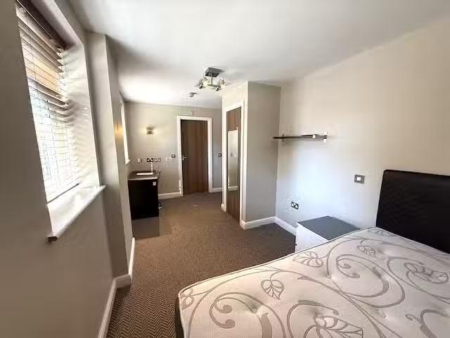 15 bedroom house of multiple occupation for rent in The Railwa.