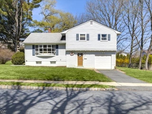 15 Beechwood Dr, Roxbury Township, NJ 07876