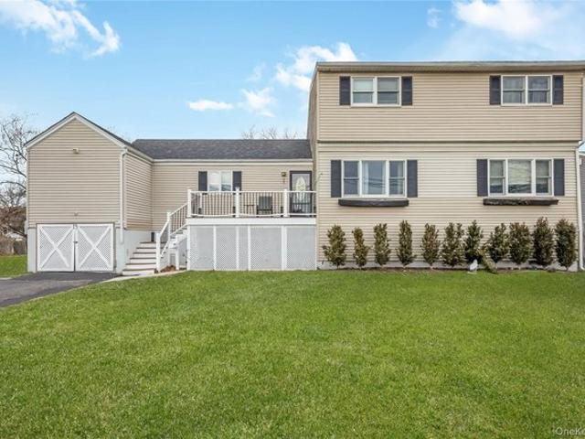 15 Bingham Pl, Amityville, NY 11701