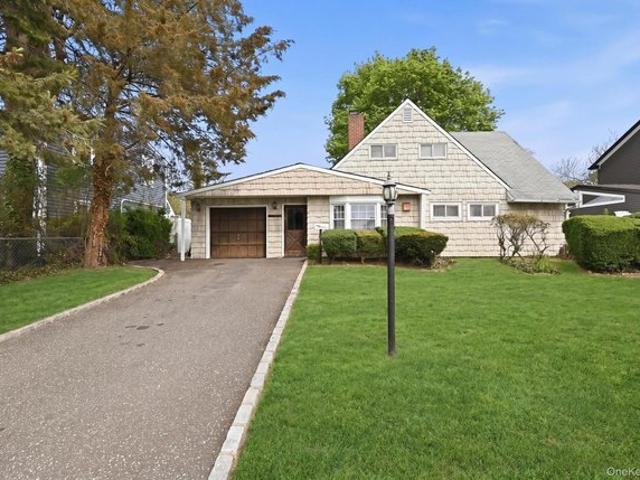 15 Bird Ln, Hicksville, NY 11801