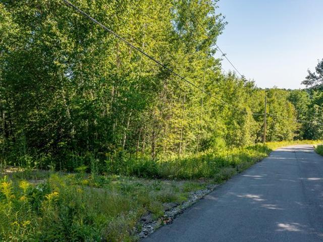 15 Bowling Green Ln, Belfast, ME 04915