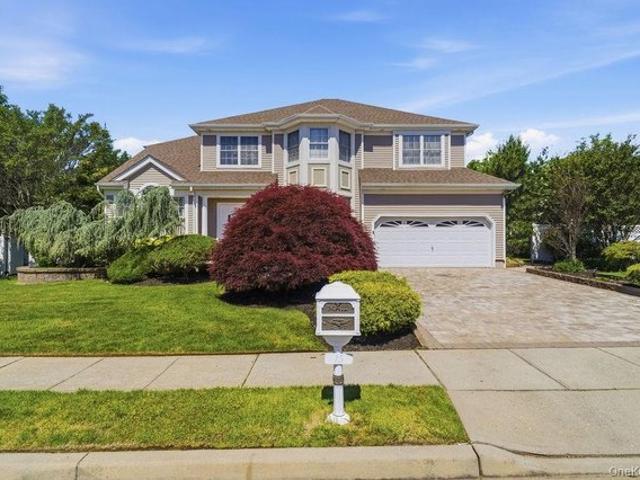 15 Boxwood Ln, Farmingdale, NY 11735