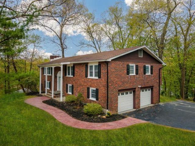 15 Brookland Farms Rd, Poughkeepsie, NY 12590