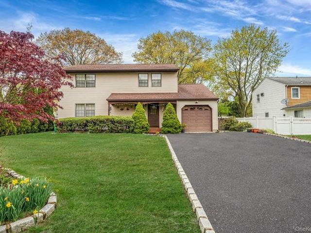 15 Brandywine Dr, Mastic, NY 11950