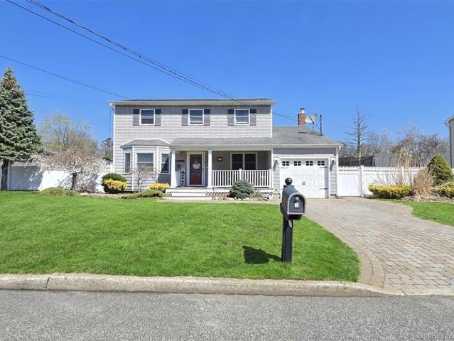 15 Brush Hollow Rd, Holbrook, NY 11741