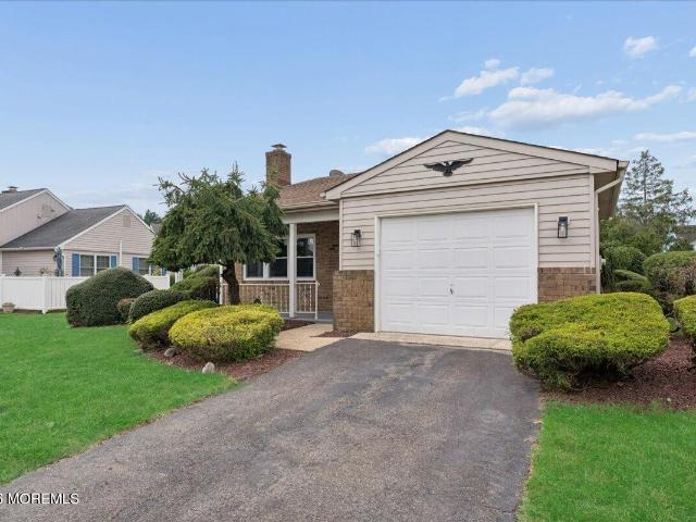 15 Buckingham Drive N