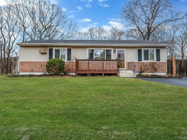 15 Carr Ln, Medford, NY 11763