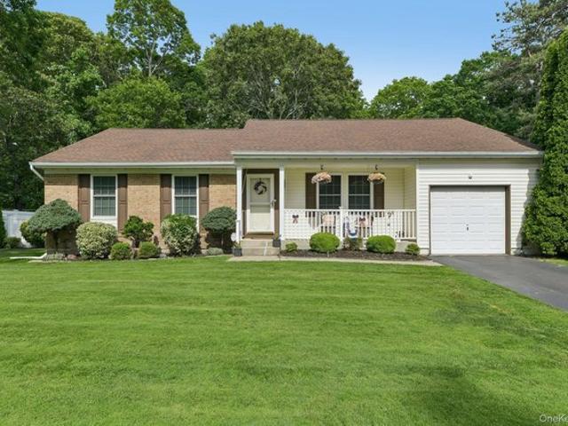 15 Chardonnay Dr, Coram, NY 11727