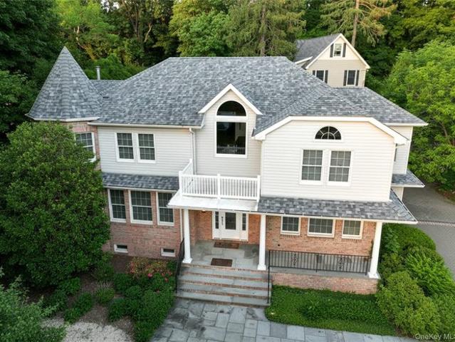 15 Church St, Roslyn, NY 11576