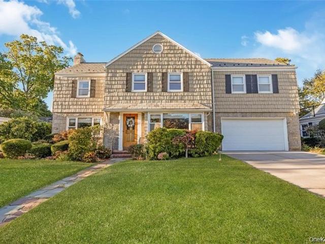 15 Combes Ave, Rockville Centre, NY 11570