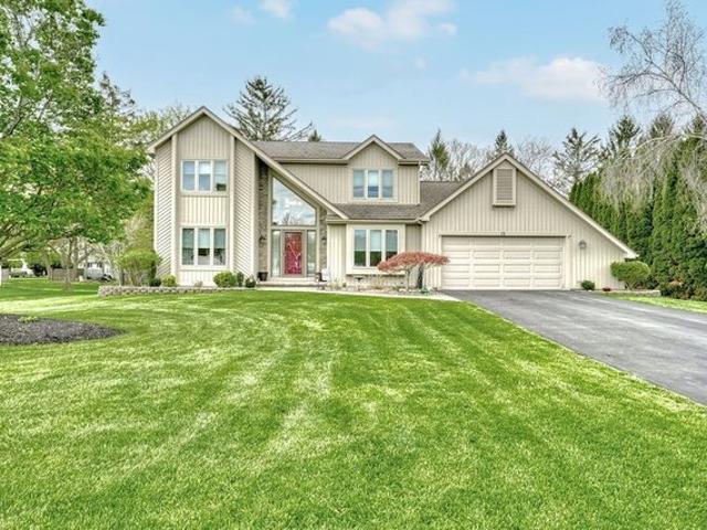 15 Corral Dr, Penfield, NY 14526