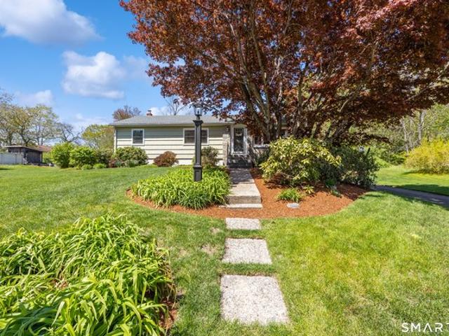 15 Country Dr, Norwich, CT 06360