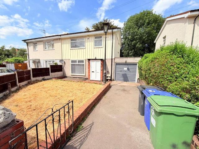 15 Clee Road, Dudley, DY2 0XU 3 bed semi detached house to rent £1,295 pcm £299 pw