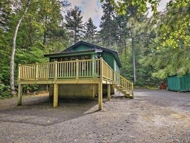 15 Crows Corner Rd, Greenville, ME 04441