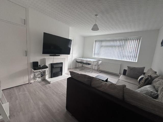 15 Cromwell Road, London SW19 8LE 3 bed ground floor flat to rent £2,100 pcm £485 pw