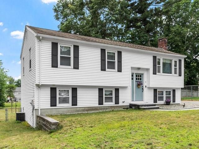 15 Dallas Rd, Lowell, MA 01854