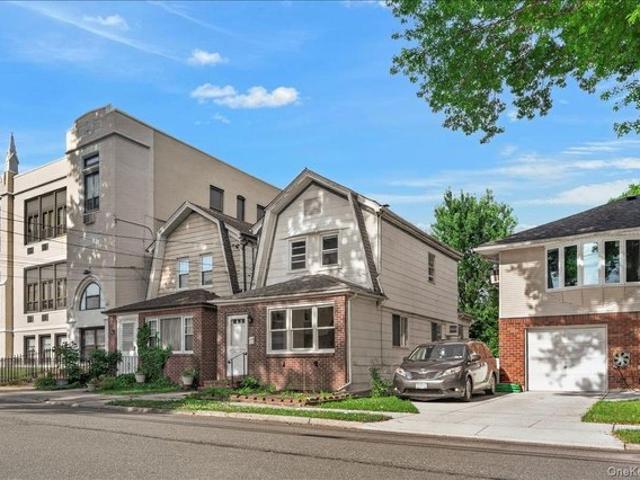 15 Depan Ave, Floral Park, NY 11001