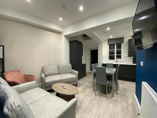 15 Devonshire Promenade, Lenton. 5 bed house to rent £3,467 pcm £800 pw