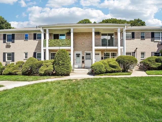 15 Doxbury Ln, Suffern, NY 10901