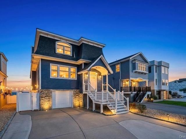 15 E Shore Dr, Babylon, NY 11702