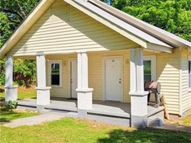 15 E 20th St, Lanett, AL 36863