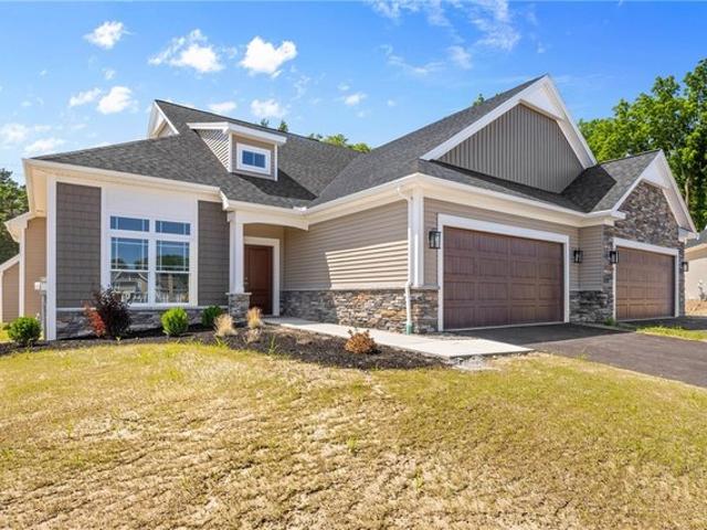 15 Eagle Hollow Dr, Penfield, NY 14526