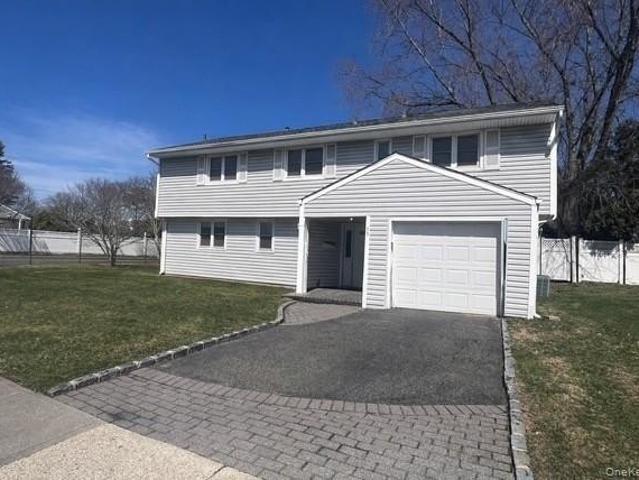 15 Elaine Pl, Plainview, NY 11803