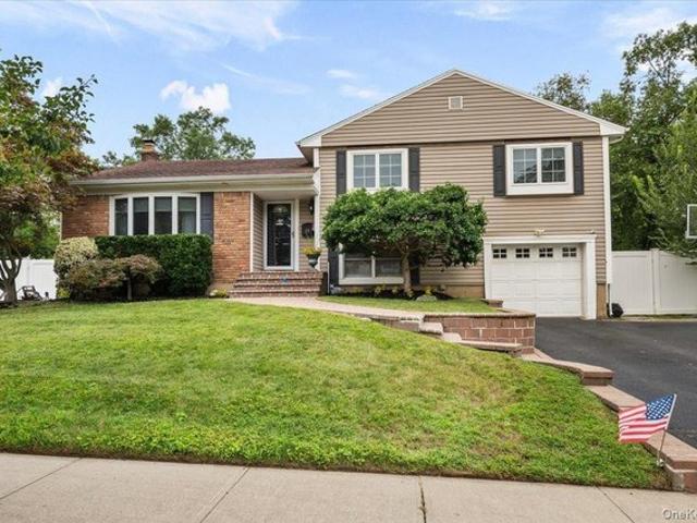 15 Eleanor Rd, Plainview, NY 11803