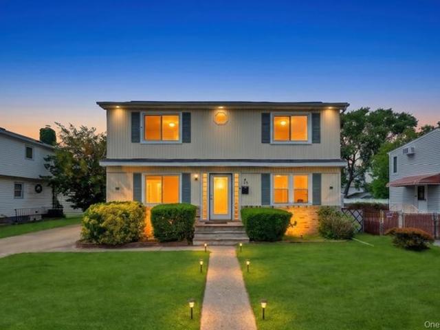 15 Farm Ln, Hicksville, NY 11801