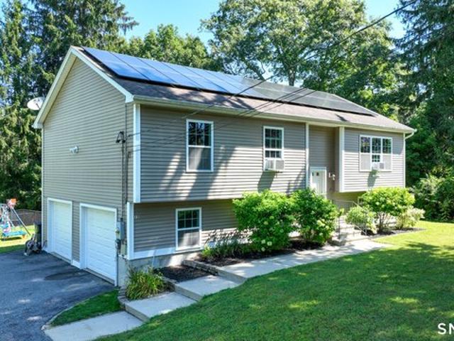 15 Fitch Hill Rd, Montville, CT 06382