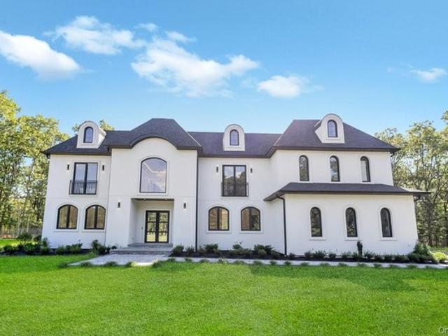 15 Folger Ln, Dix Hills, NY 11746