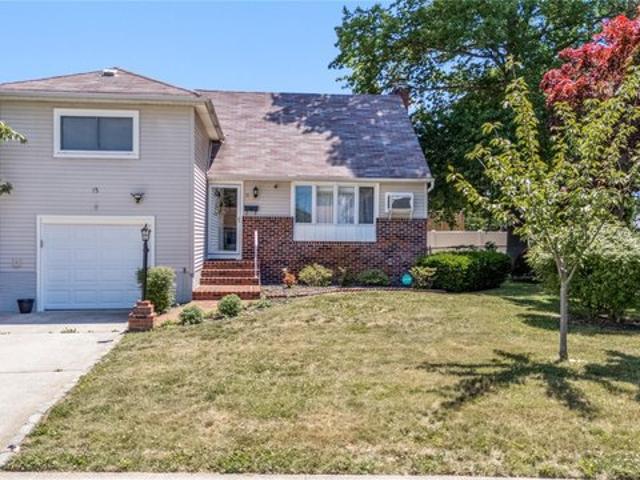15 Ford Dr W, Massapequa, NY 11758