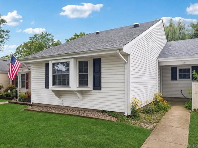 15 Forge Ln, Coram, NY 11727
