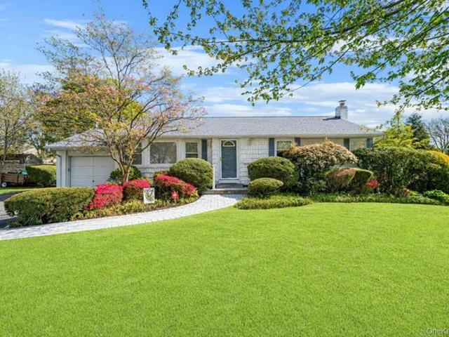 15 Frost Ln, Greenlawn, NY 11740